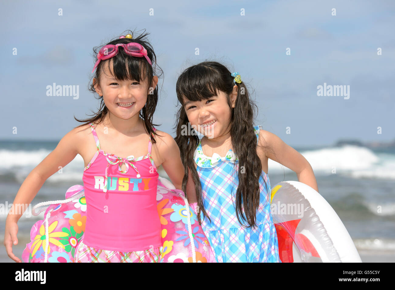 Kids at the beach Stock Photo - Alamy