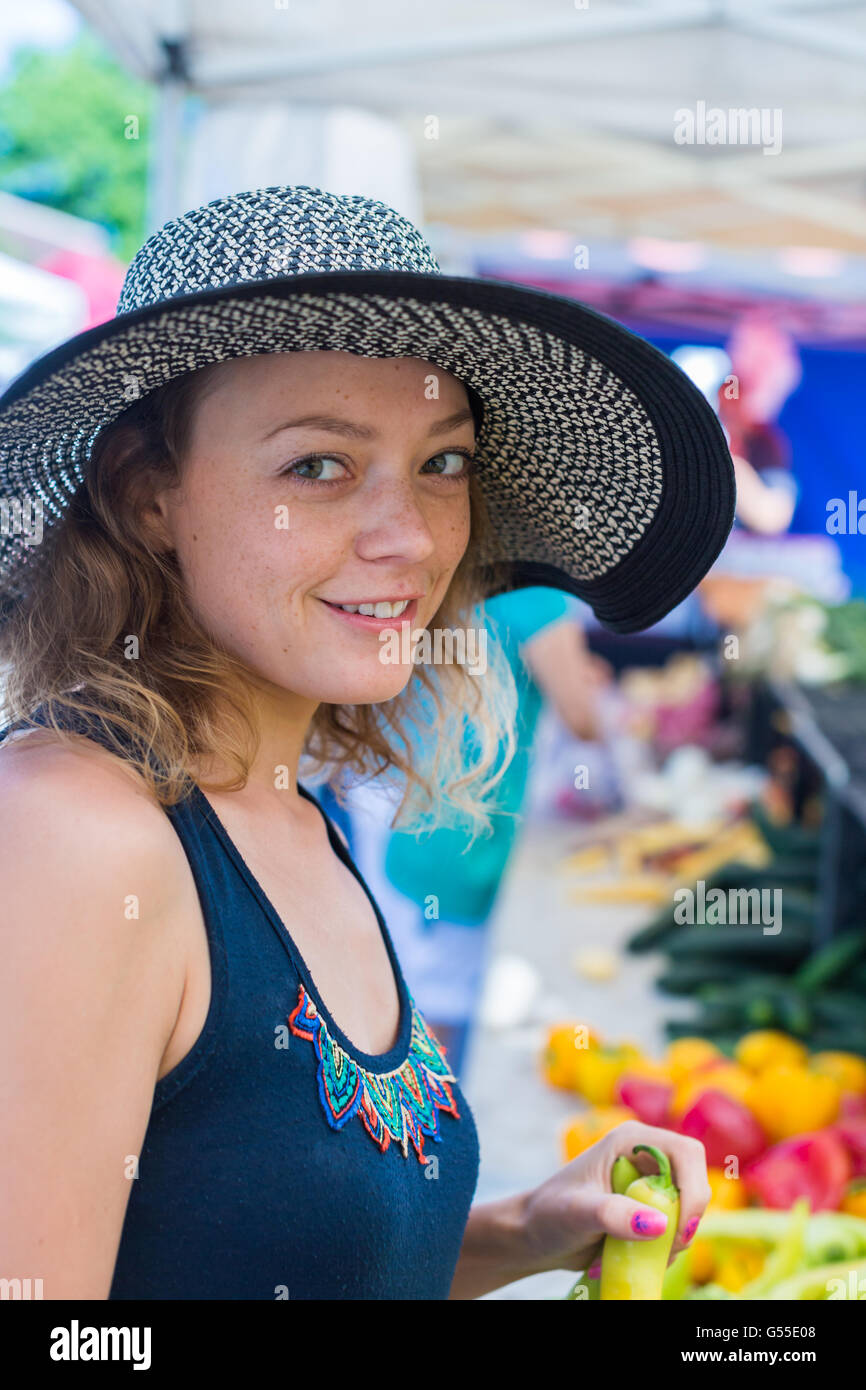 Young woman shopping at the local Farmers market Stock Photo - Alamy