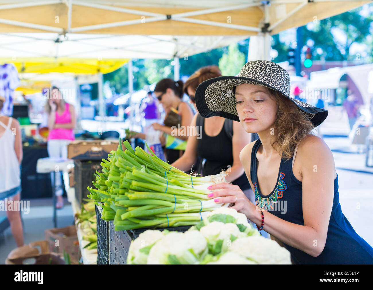 Young woman shopping at the local Farmers market Stock Photo - Alamy