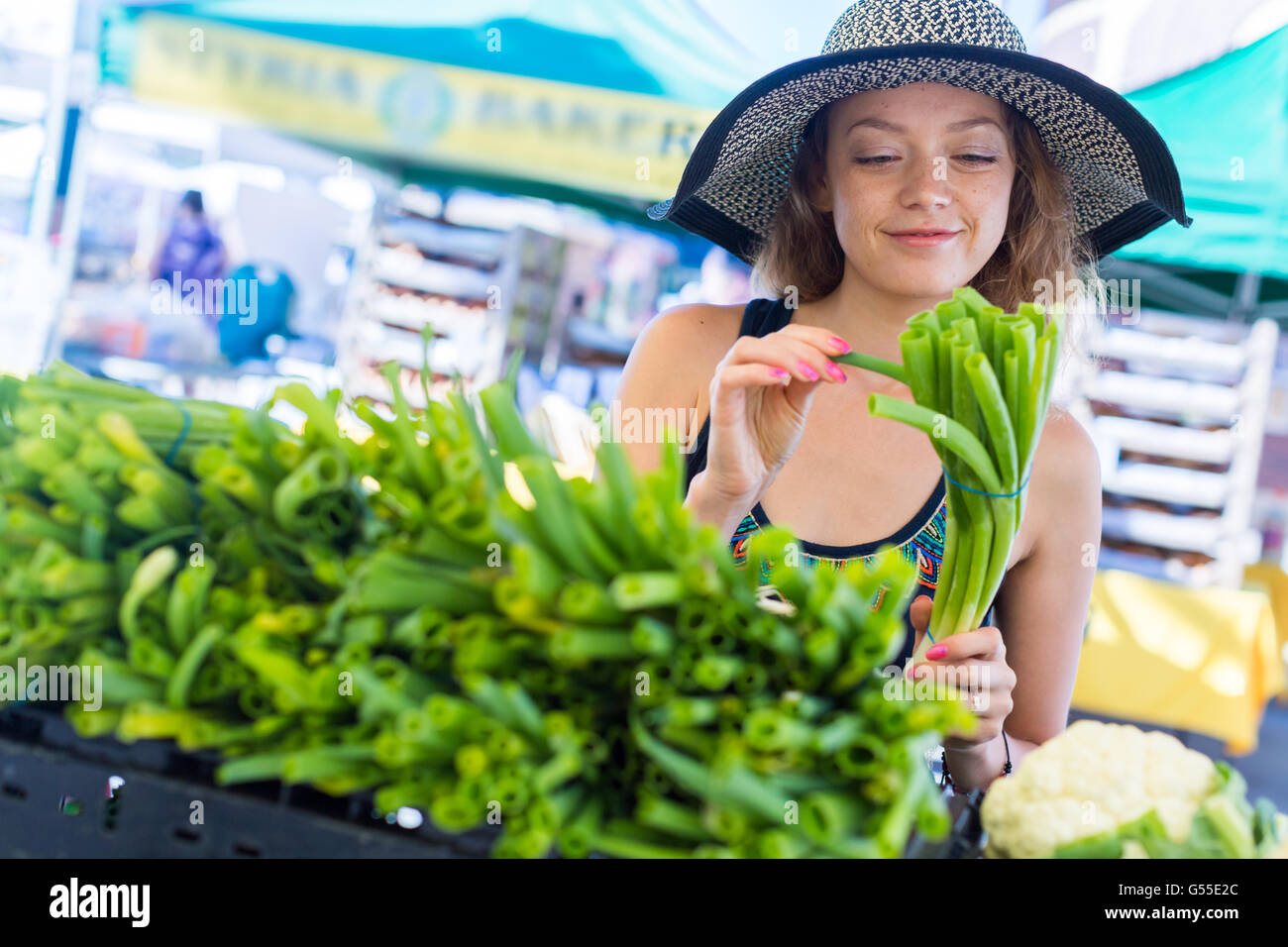 Young woman shopping at the local Farmers market Stock Photo - Alamy