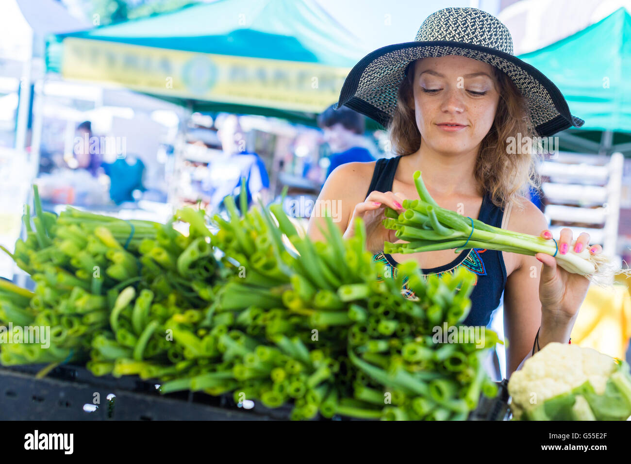Young woman shopping at the local Farmers market Stock Photo - Alamy