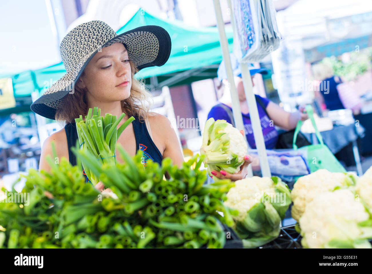 Young woman shopping at the local Farmers market Stock Photo - Alamy