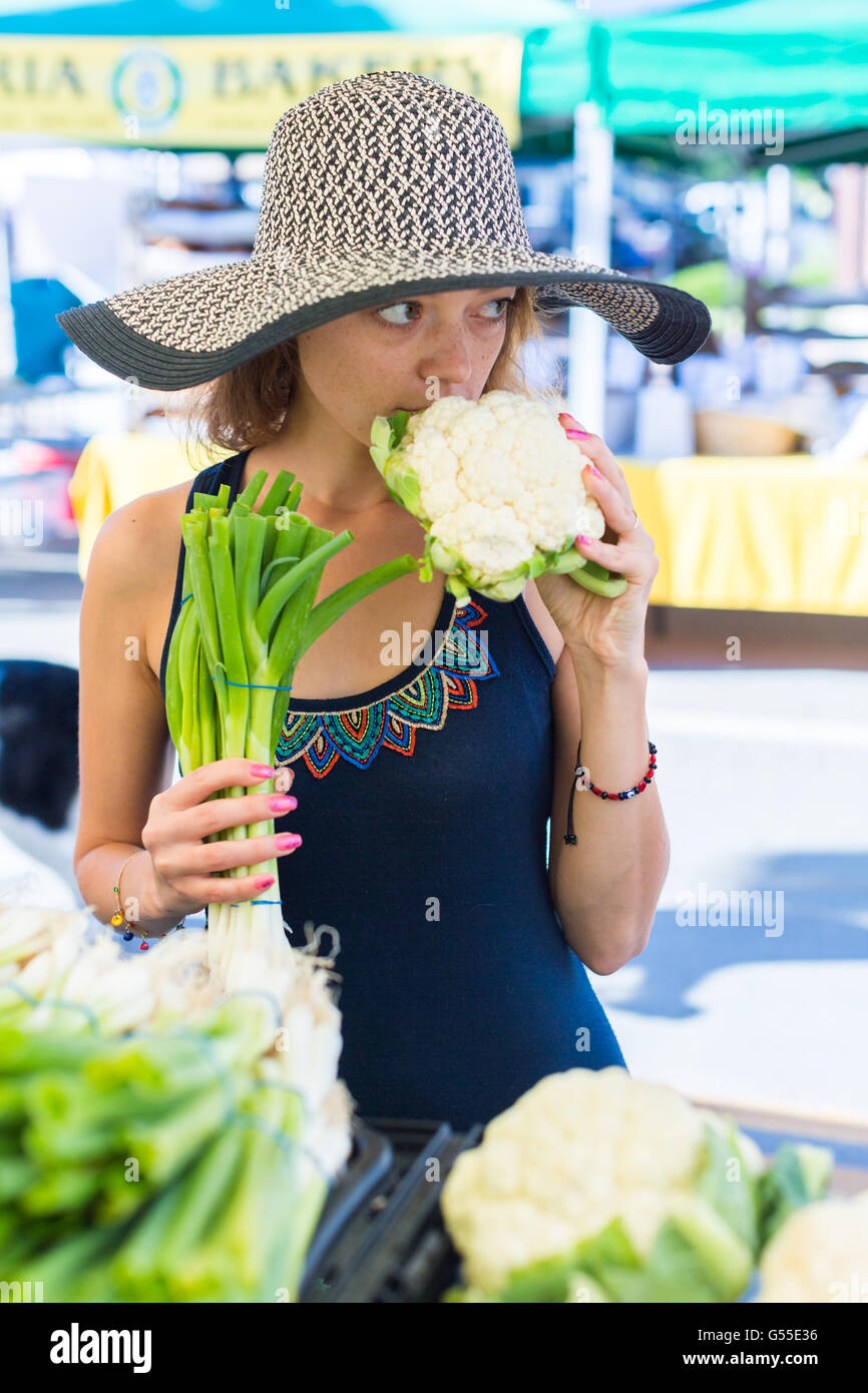 Young woman shopping at the local Farmers market Stock Photo - Alamy