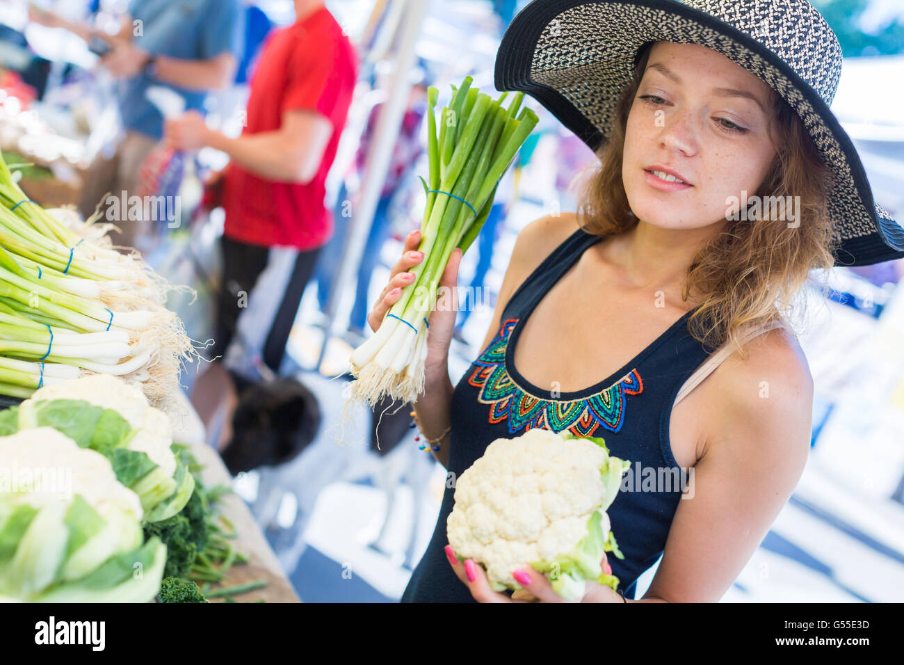 Young woman shopping at the local Farmers market Stock Photo - Alamy