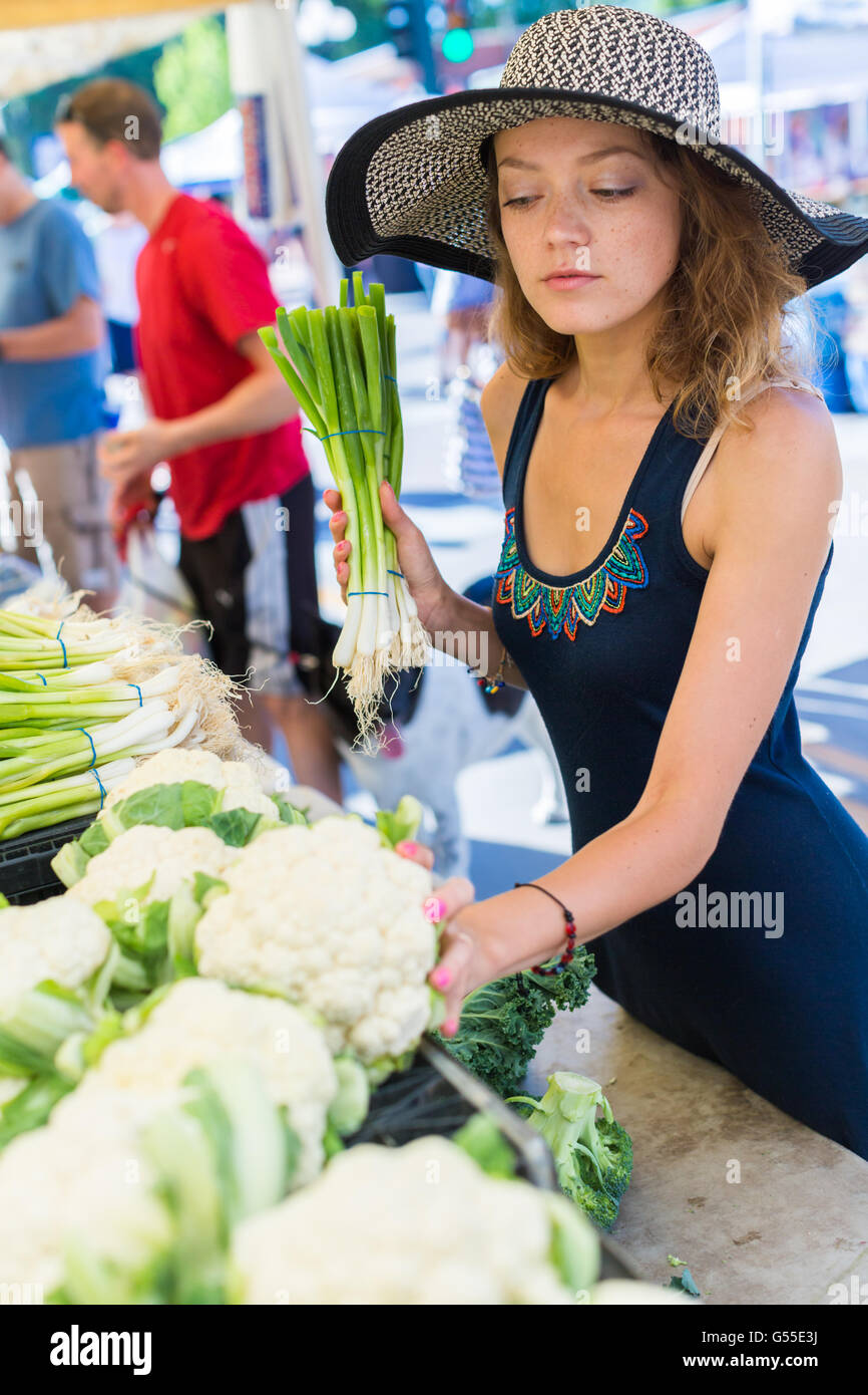 Young woman shopping at the local Farmers market Stock Photo - Alamy