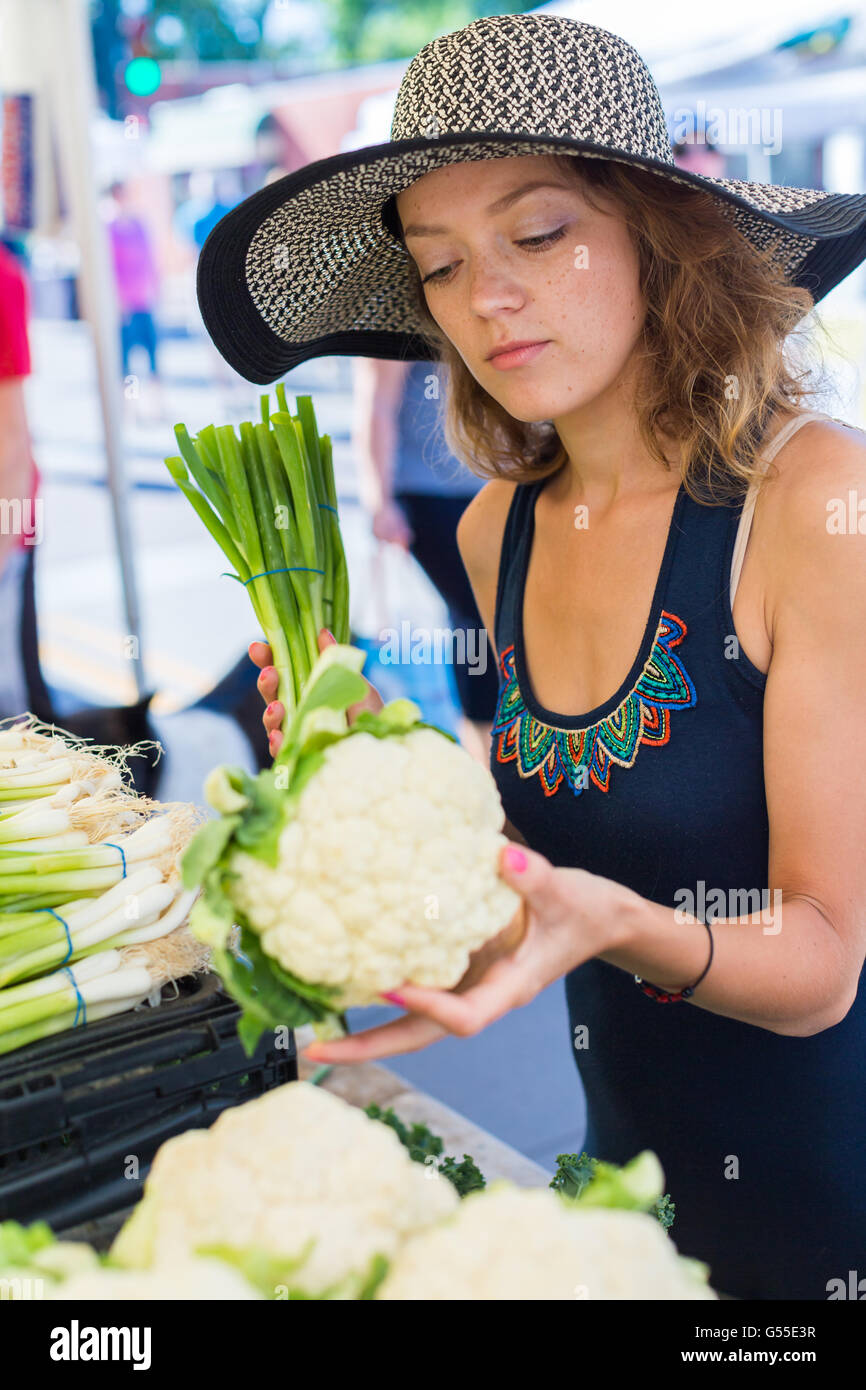 Young woman shopping at the local Farmers market Stock Photo - Alamy