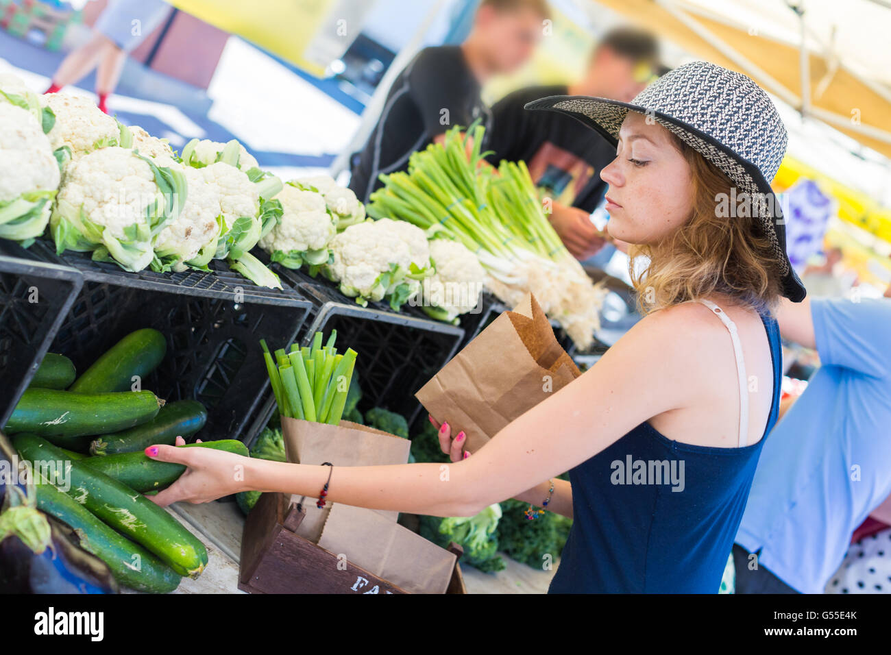 Young woman shopping at the local Farmers market Stock Photo - Alamy