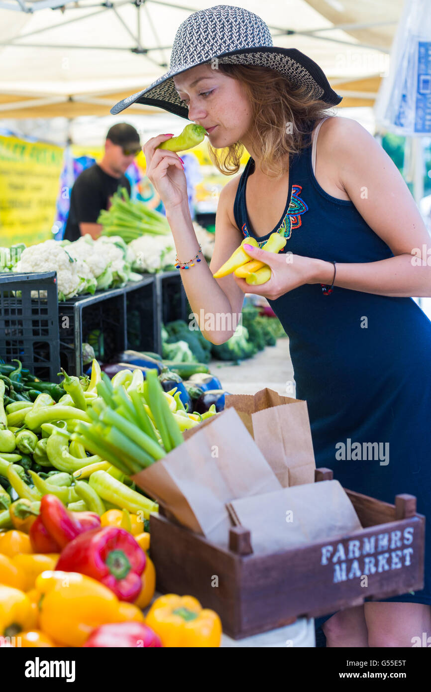 Young woman shopping at the local Farmers market Stock Photo - Alamy