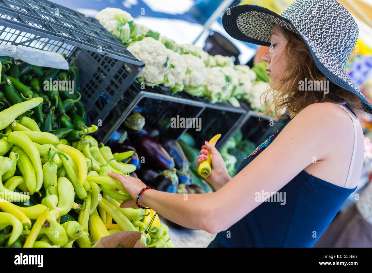 Young woman shopping at the local Farmers market Stock Photo - Alamy