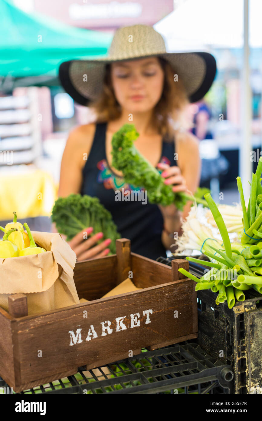 Young woman shopping at the local Farmers market Stock Photo - Alamy