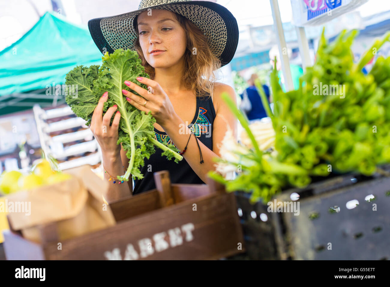 Young woman shopping at the local Farmers market Stock Photo - Alamy