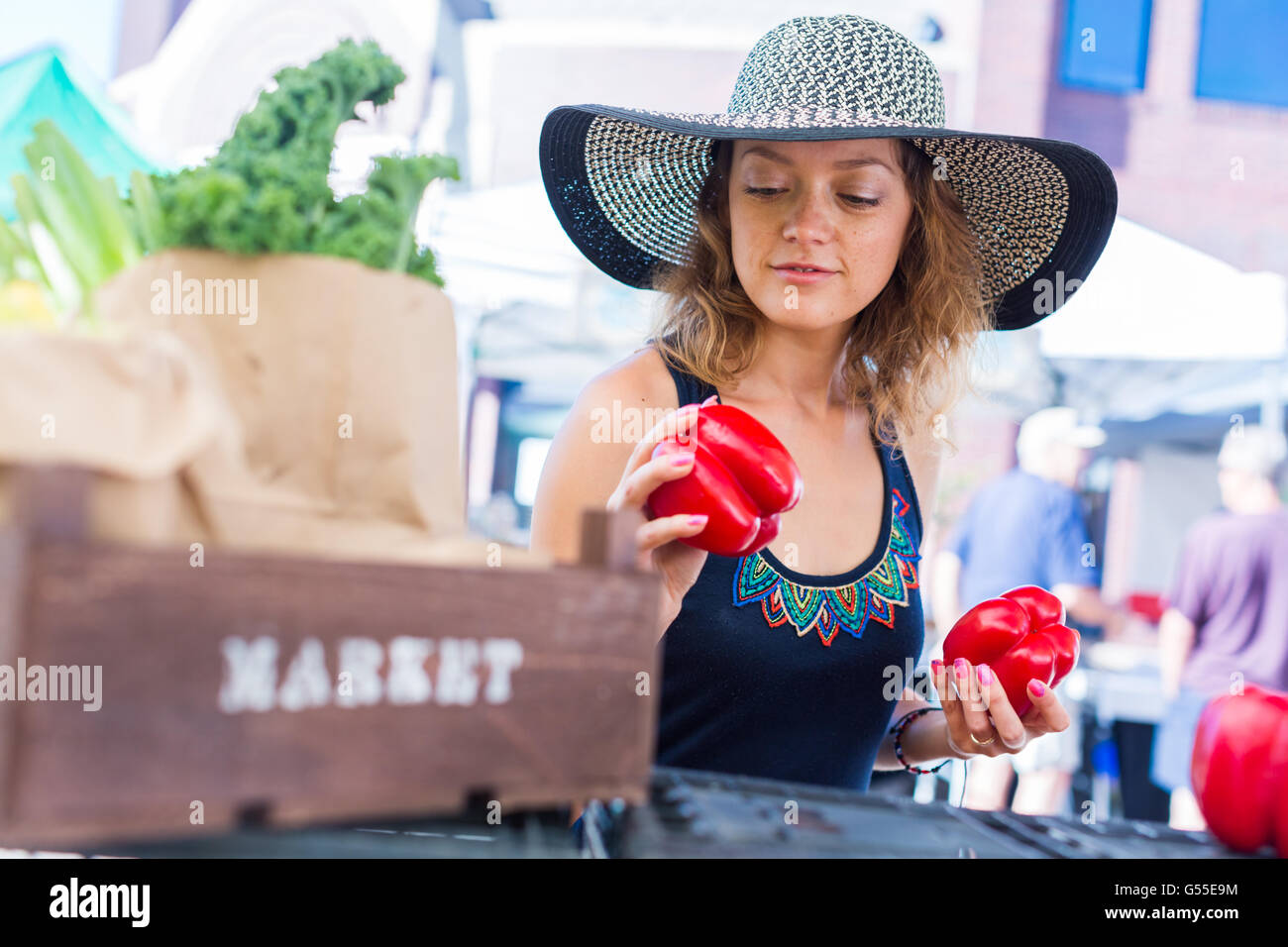 Young woman shopping at the local Farmers market Stock Photo - Alamy