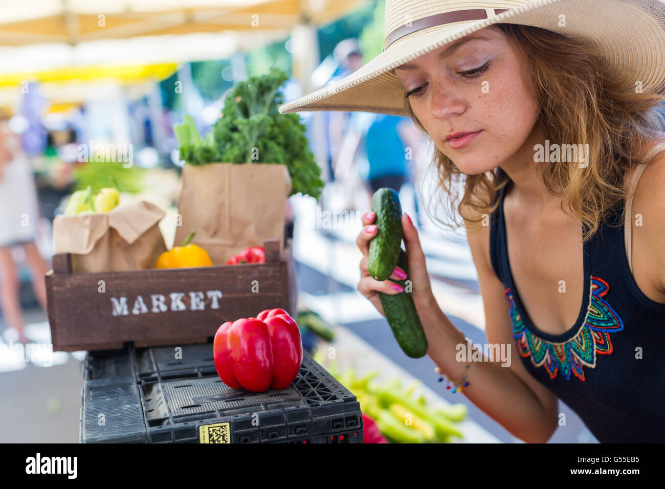Young woman shopping at the local Farmers market Stock Photo - Alamy
