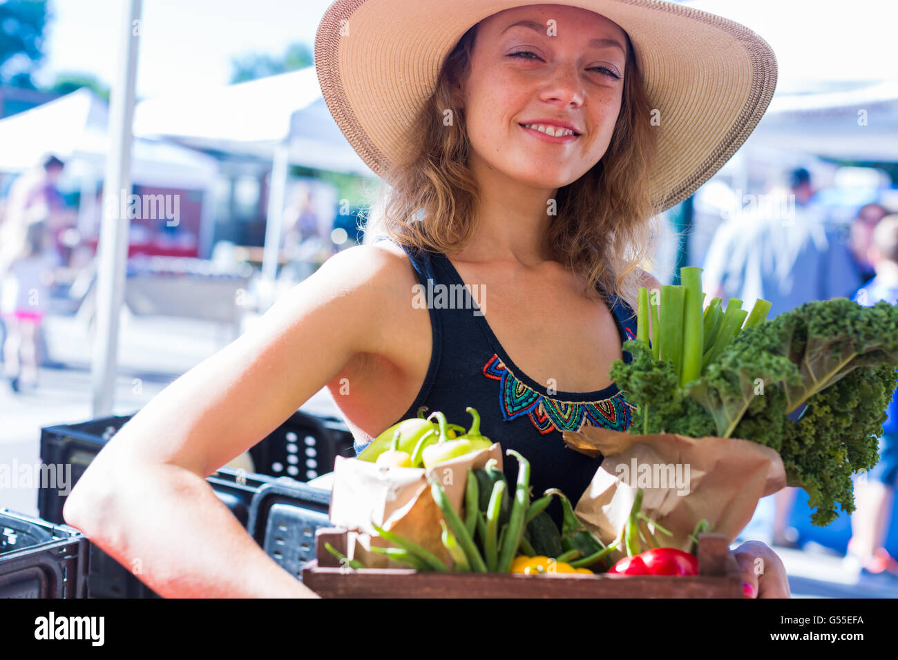 Young woman shopping at the local Farmers market Stock Photo - Alamy