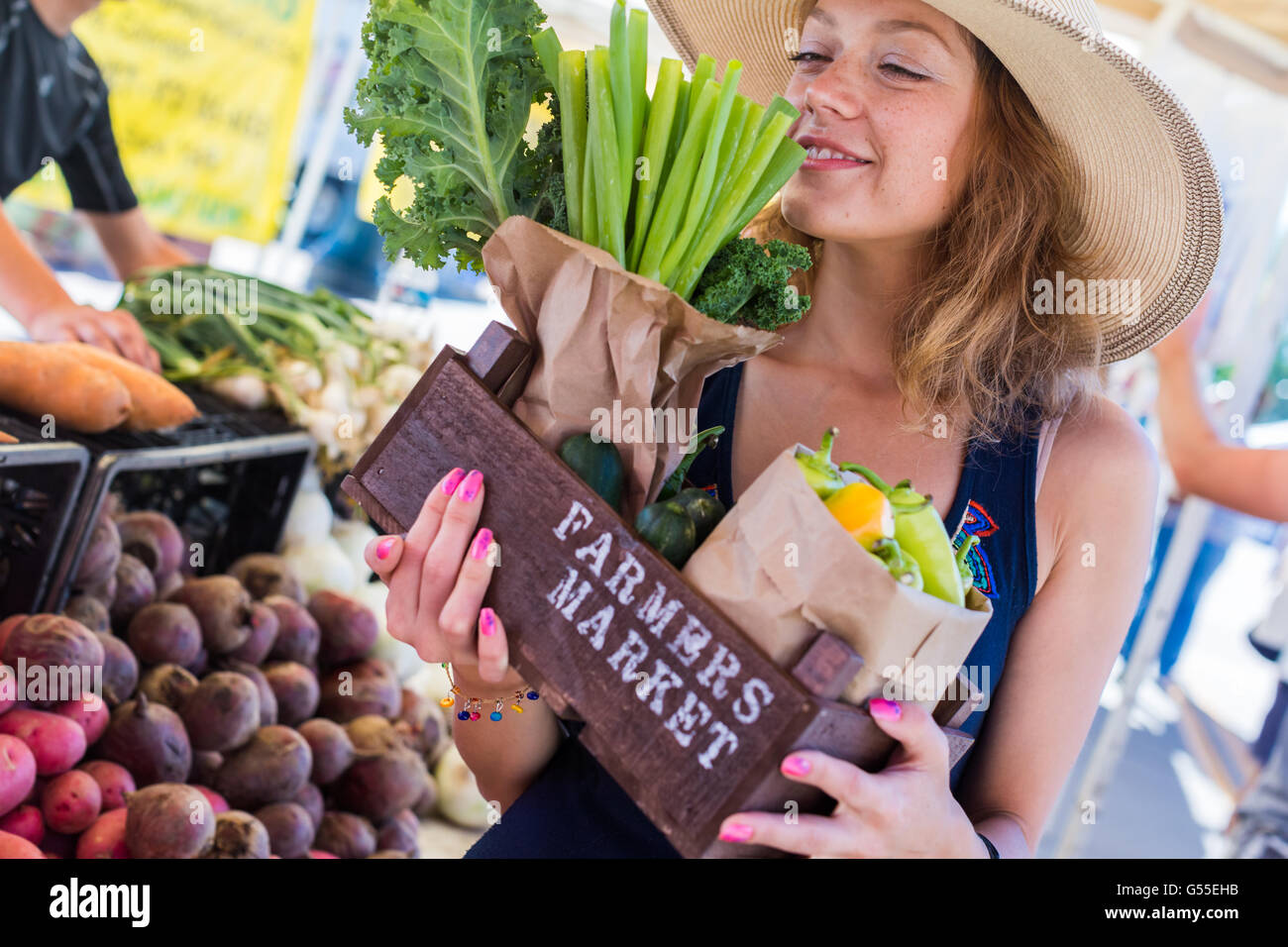 Young woman shopping at the local Farmers market Stock Photo - Alamy
