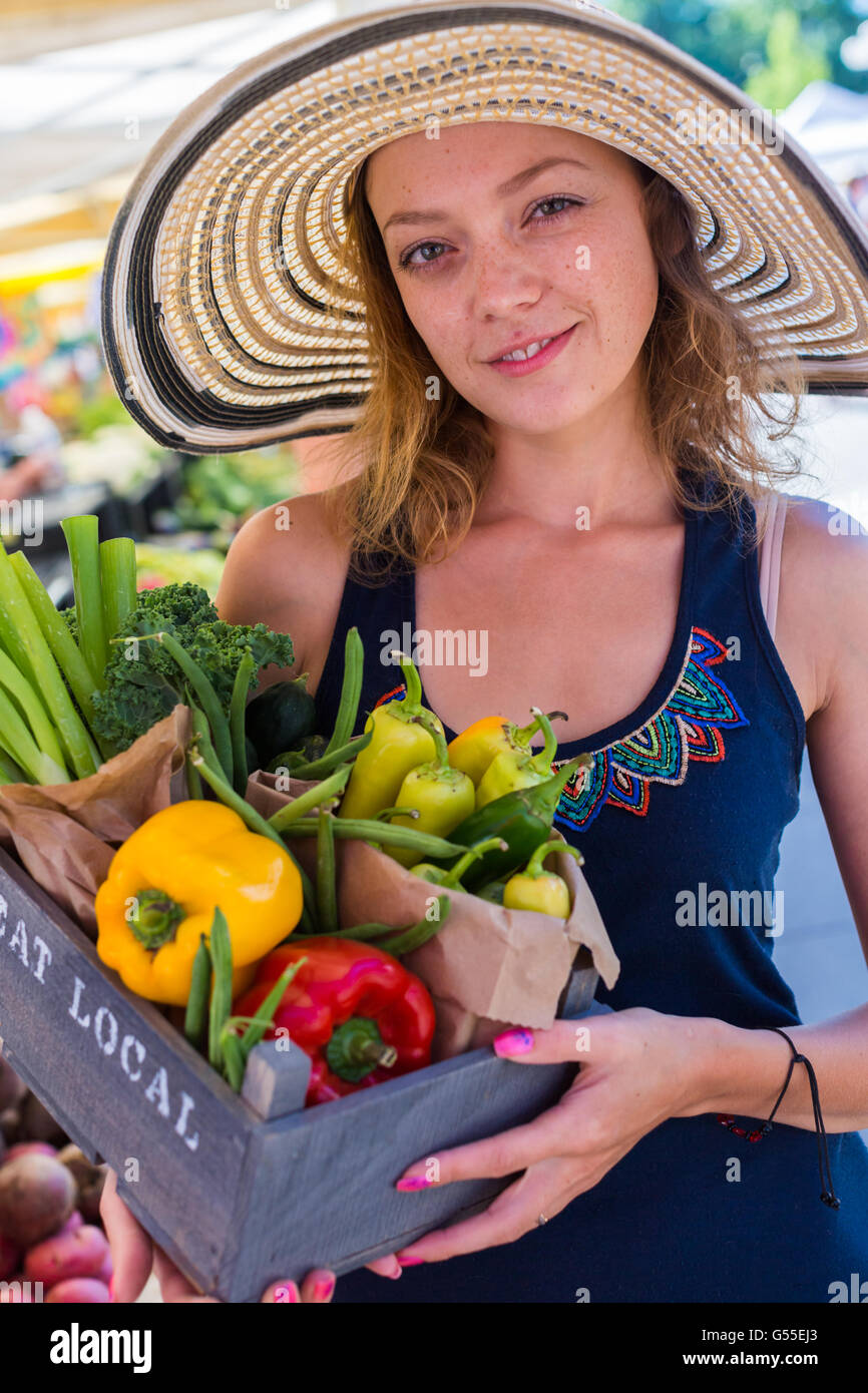 Young woman shopping at the local Farmers market Stock Photo - Alamy