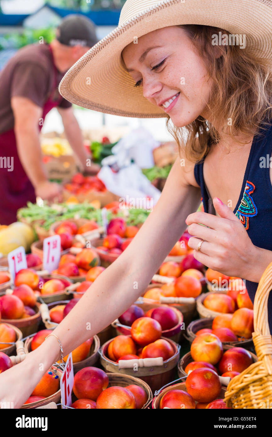 Young woman shopping at the local Farmers market Stock Photo - Alamy