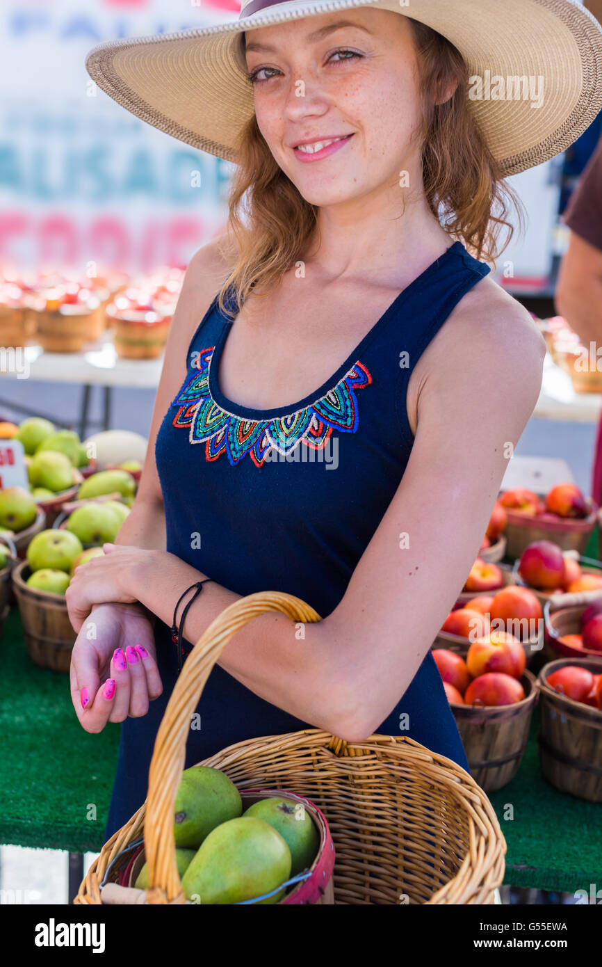 Young woman shopping at the local Farmers market Stock Photo - Alamy