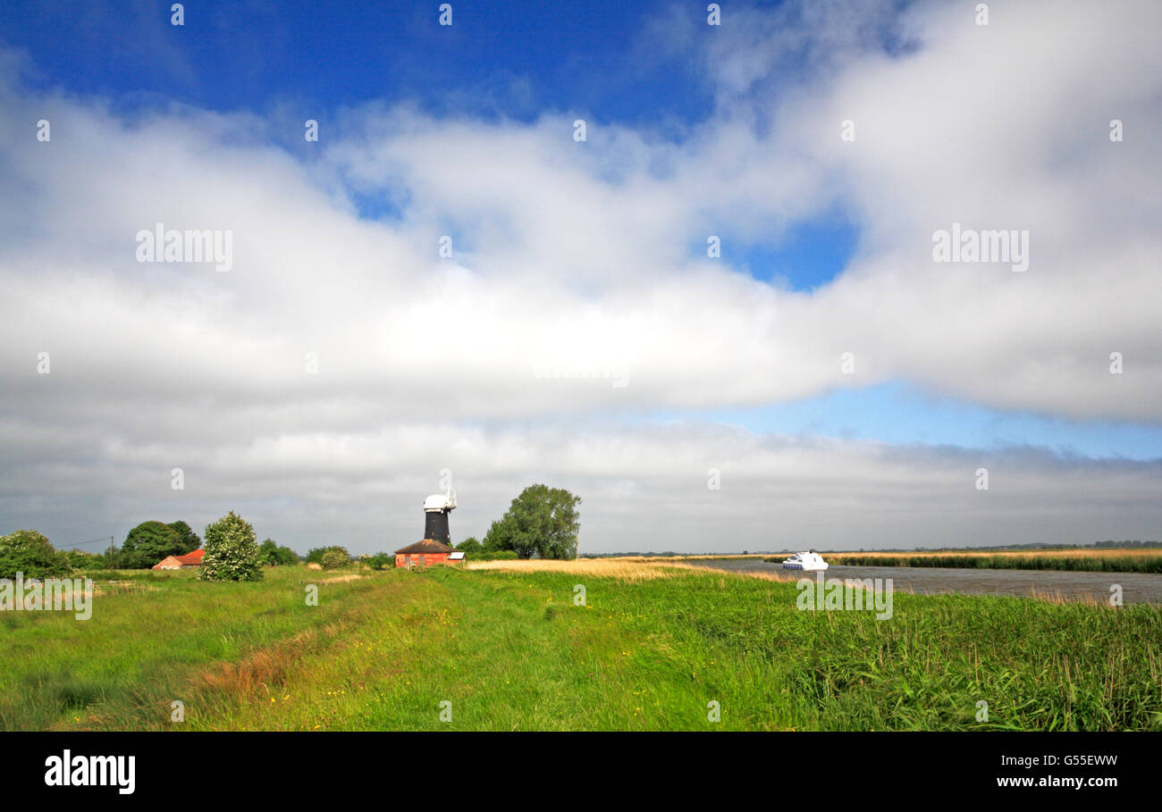 River bure bank footpath hi-res stock photography and images - Alamy