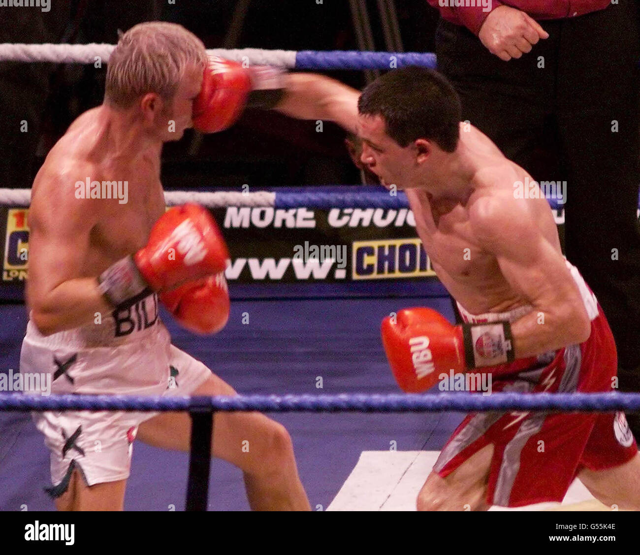 World Boxing Unified Lightweight Champion Colin Dunne (right, red ...