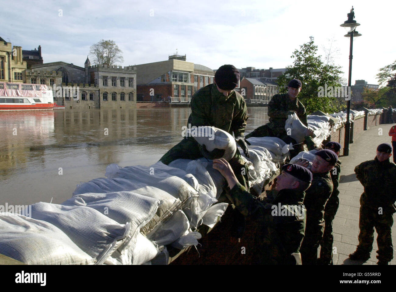 Dozens of soldiers helping to strenghten the flood defences in the ...