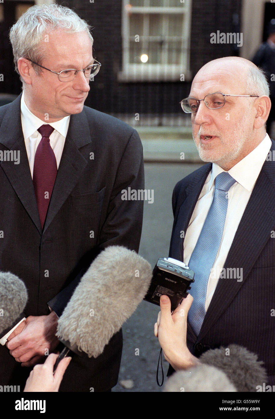 Culture Secretary Chris Smith (left) and Geoff Thompson of the Football ...