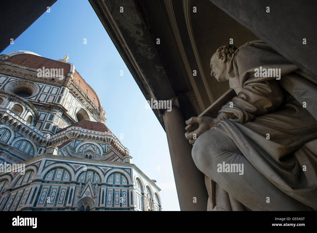 Statue of Filippo Brunelleschi looking up at the Duomo dome of Florence ...