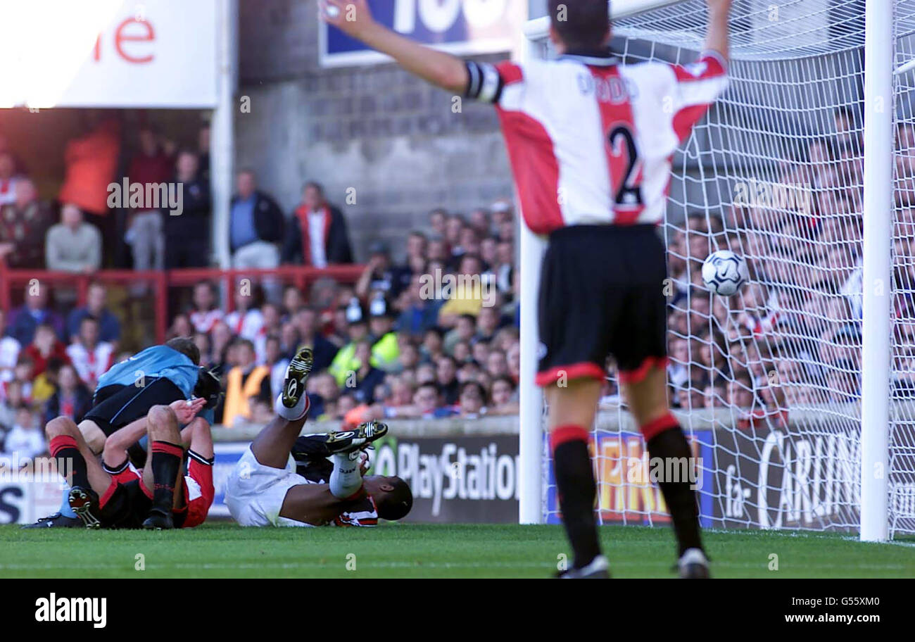 Southampton's skipper Jason Dodd (foreground) contests Middlesbrough's ...