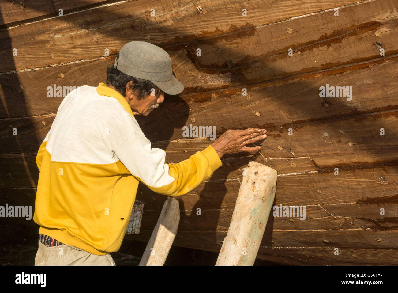 Indonesia, Sulawesi Selatan, Bulukumba, man in shipbuilding ...