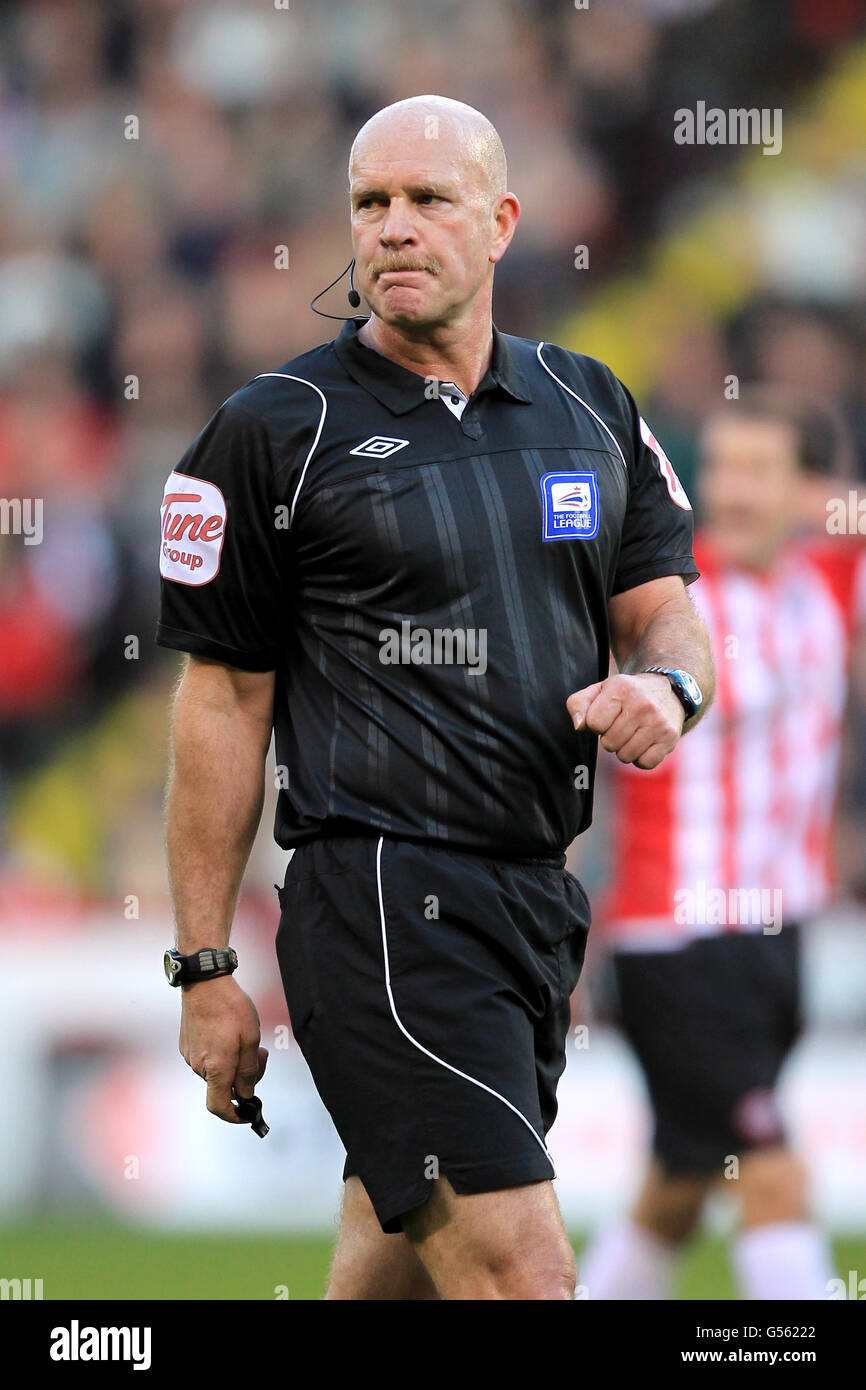 Match referee nigel miller hi-res stock photography and images - Alamy