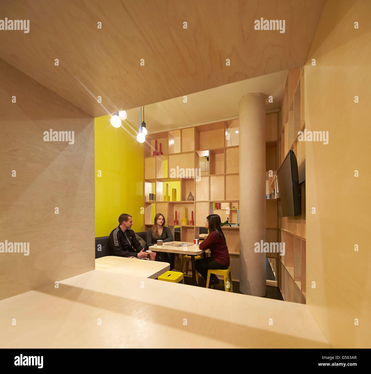 Study and informal meeting room in lounge. Spring Mews, London, United ...