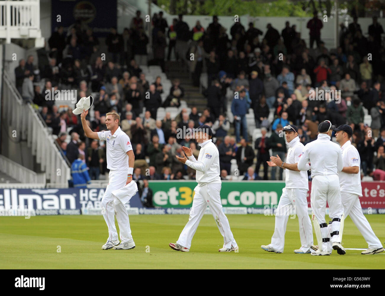 Acknowledges crowds applause hi-res stock photography and images - Alamy