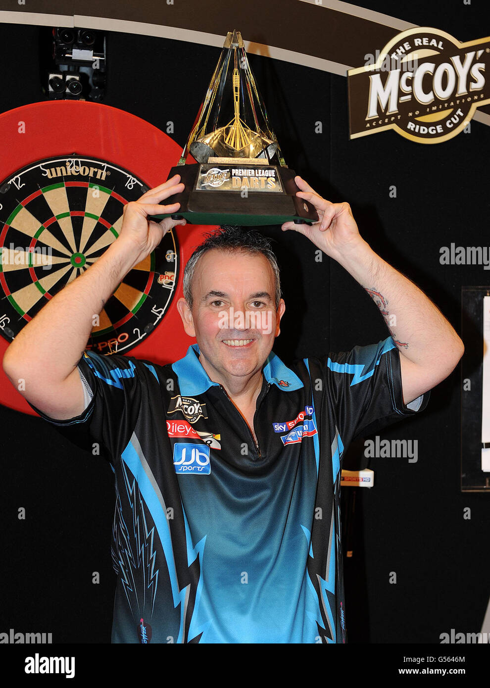 Darts - McCoy's Premier League Darts - O2 Arena Stock Photo - Alamy