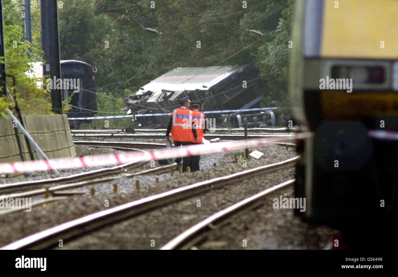 Hatfield train crash 2000 hi-res stock photography and images - Alamy