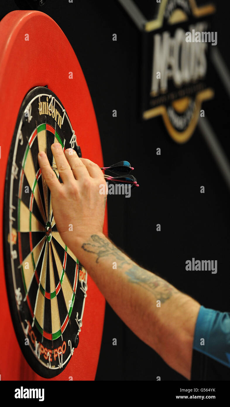 Pdc darts play off final hi-res stock photography and images - Alamy