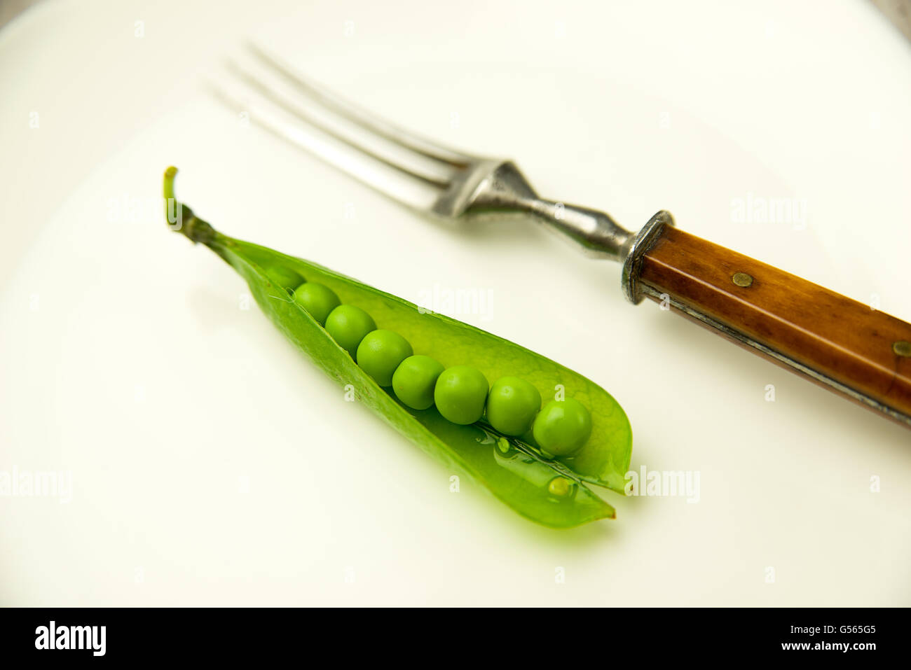 Green plate and fork hi-res stock photography and images - Alamy