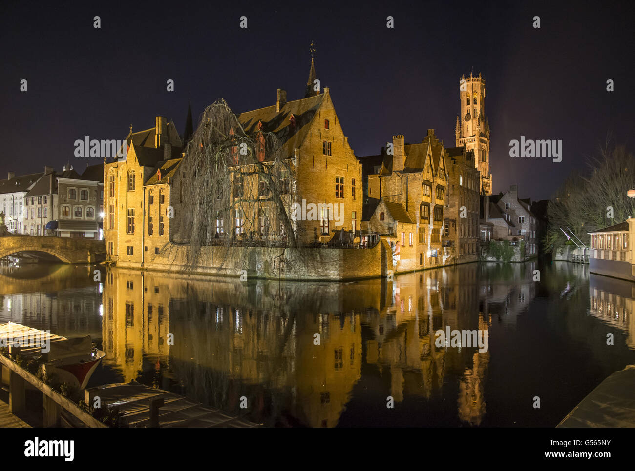 Medieval buildings beside canal at night, Rozenhoedkaai, Bruges, West ...