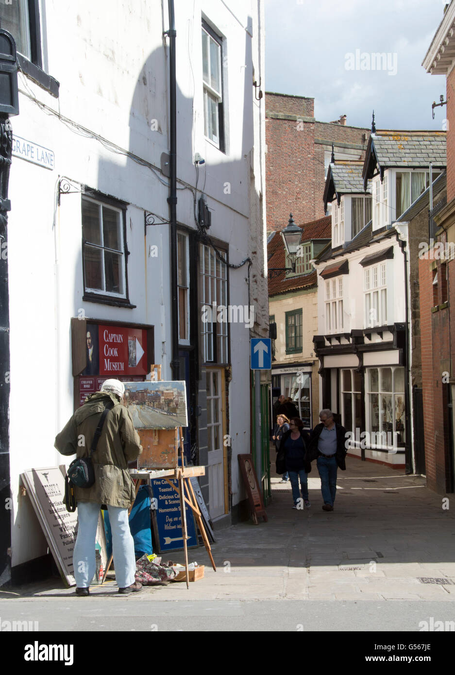 YORKSHIRE; WHITBY; ARTIST AT WORK IN GRAPE LANE Stock Photo - Alamy