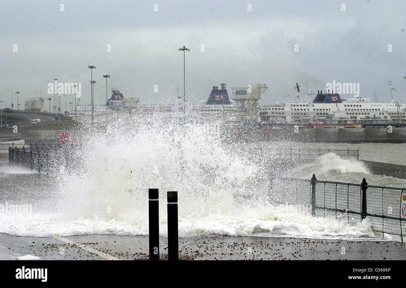 Dover ship storm hi-res stock photography and images - Alamy