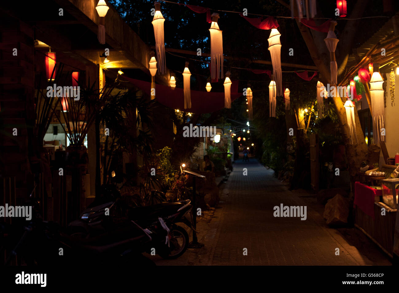 Nighttime atmosphere on street with beautiful lanterns, Koh Tao ...