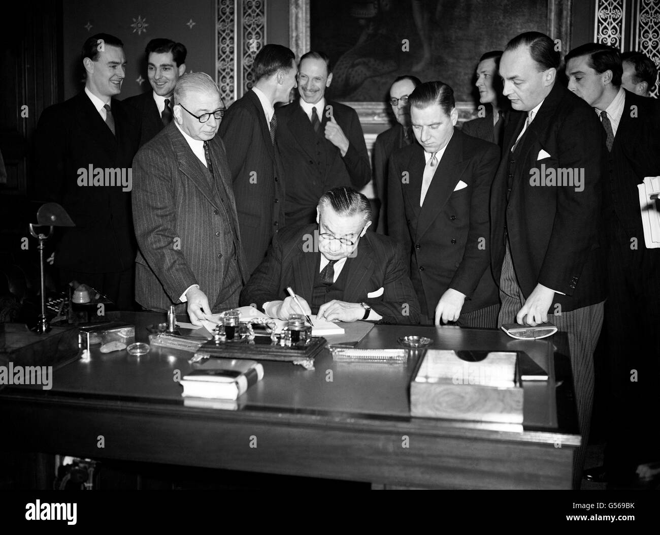 Peace treaties Black and White Stock Photos & Images - Alamy