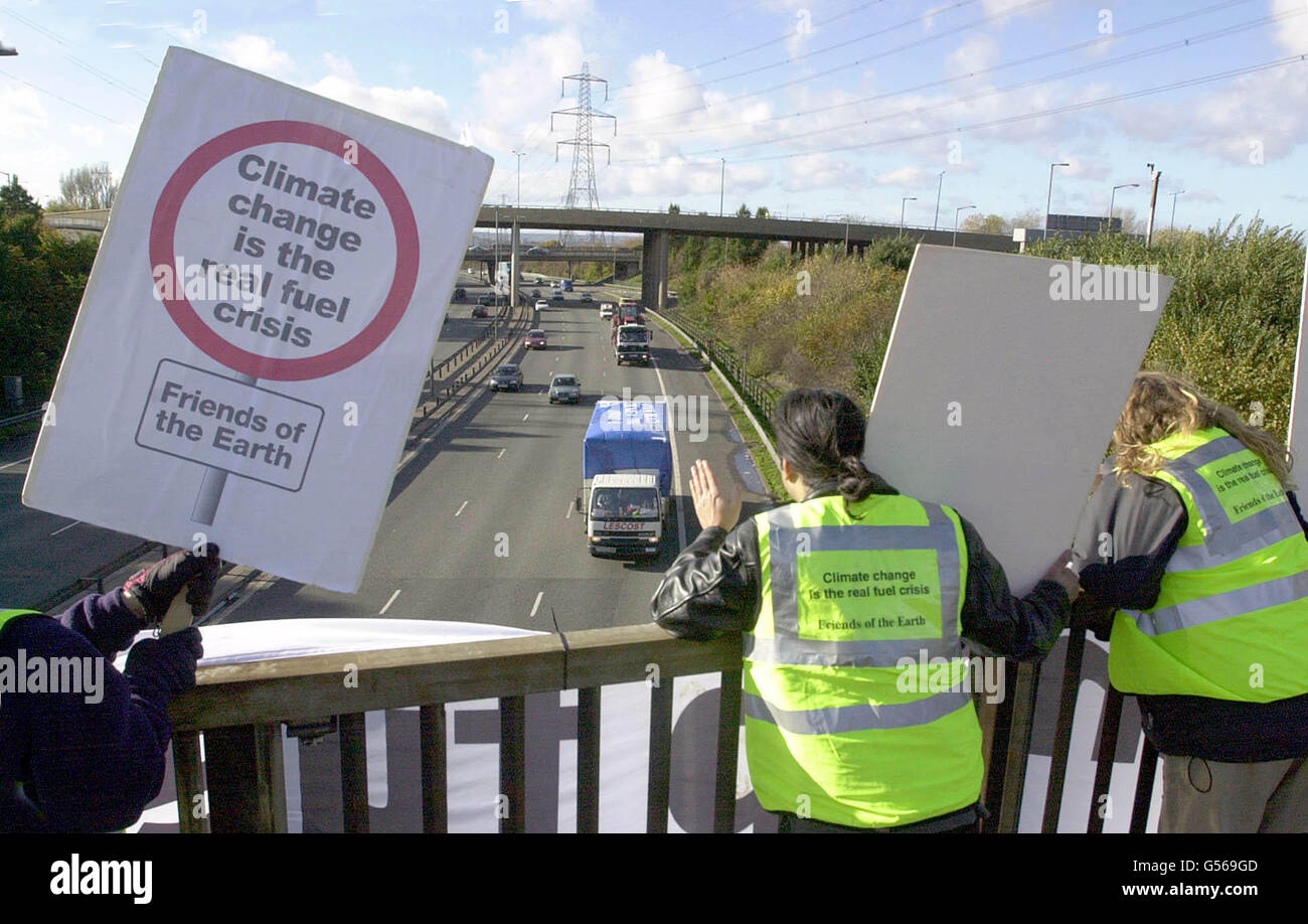 Environment motorway fule dispute lorry placard hi-res stock ...