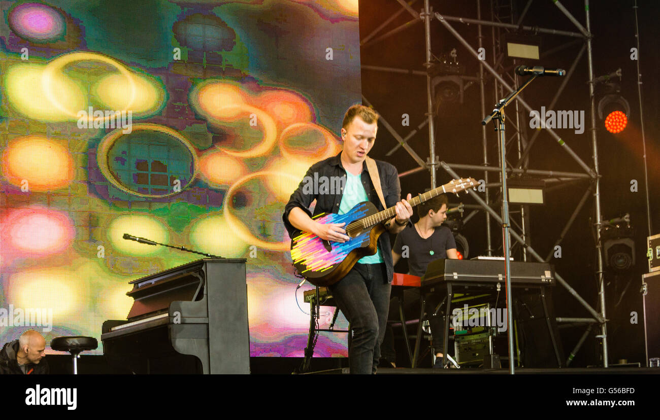 Singersong writer hi-res stock photography and images - Alamy