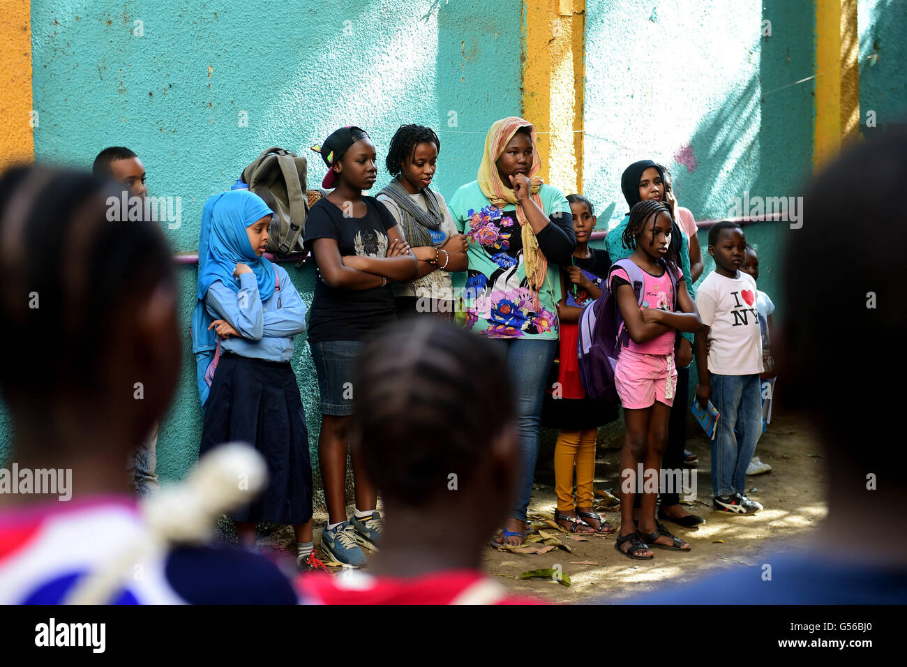 (160620) -- CAIRO, June 20, 2016 (Xinhua) -- Children attend the ...