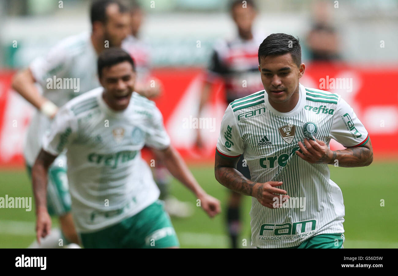 SAO PAULO, Brazil - 06/18/2016: PALM X SANTA CRUZ - Dudu player, SE ...