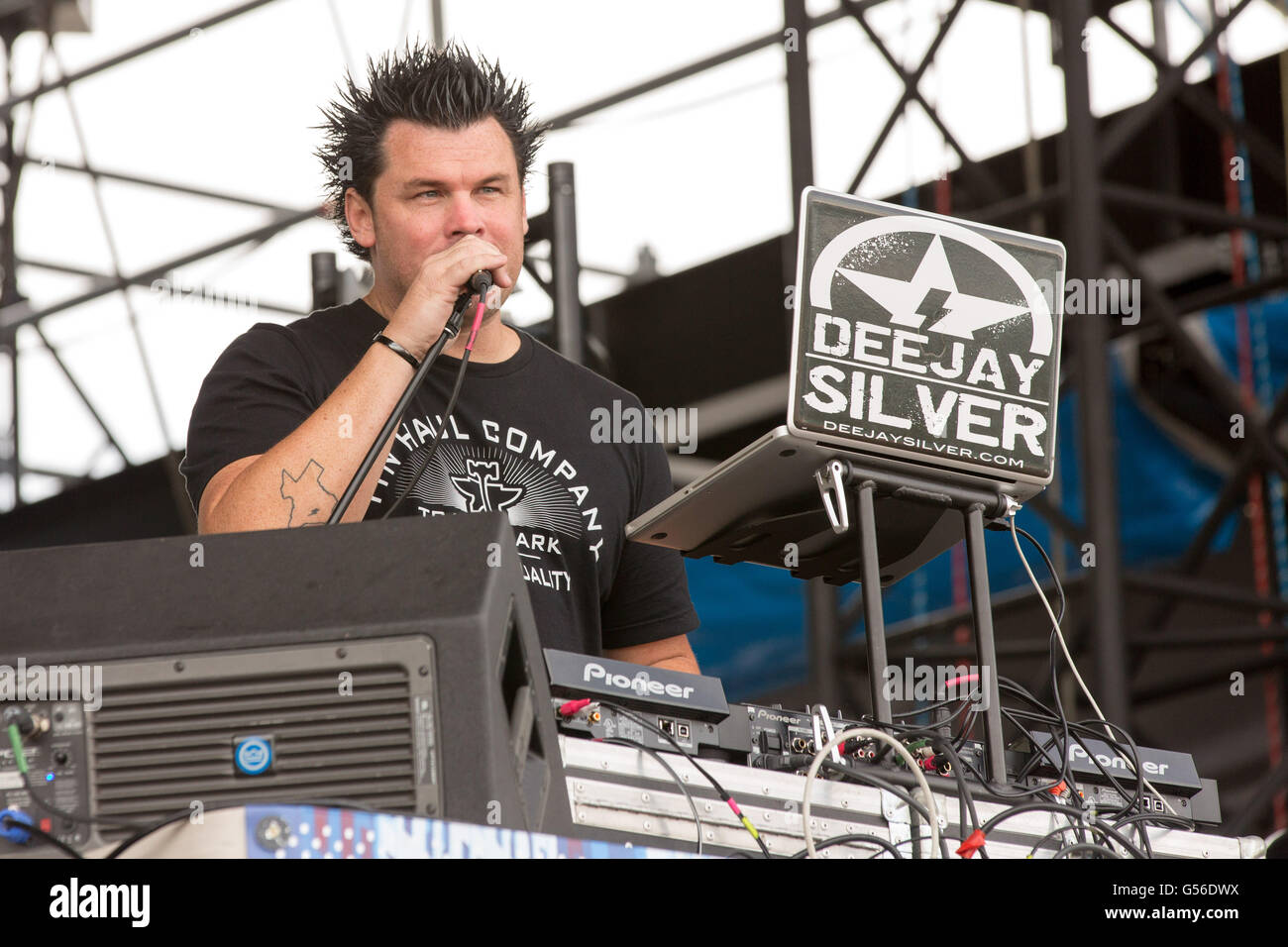 Chicago, Illinois, USA. 18th June, 2016. DEE JAY SILVER entertains the ...