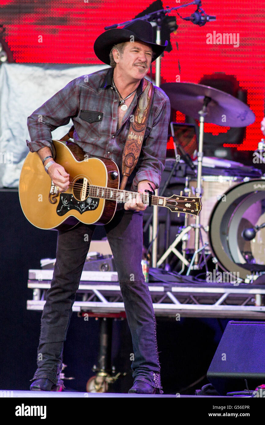 Kix brooks hi-res stock photography and images - Alamy