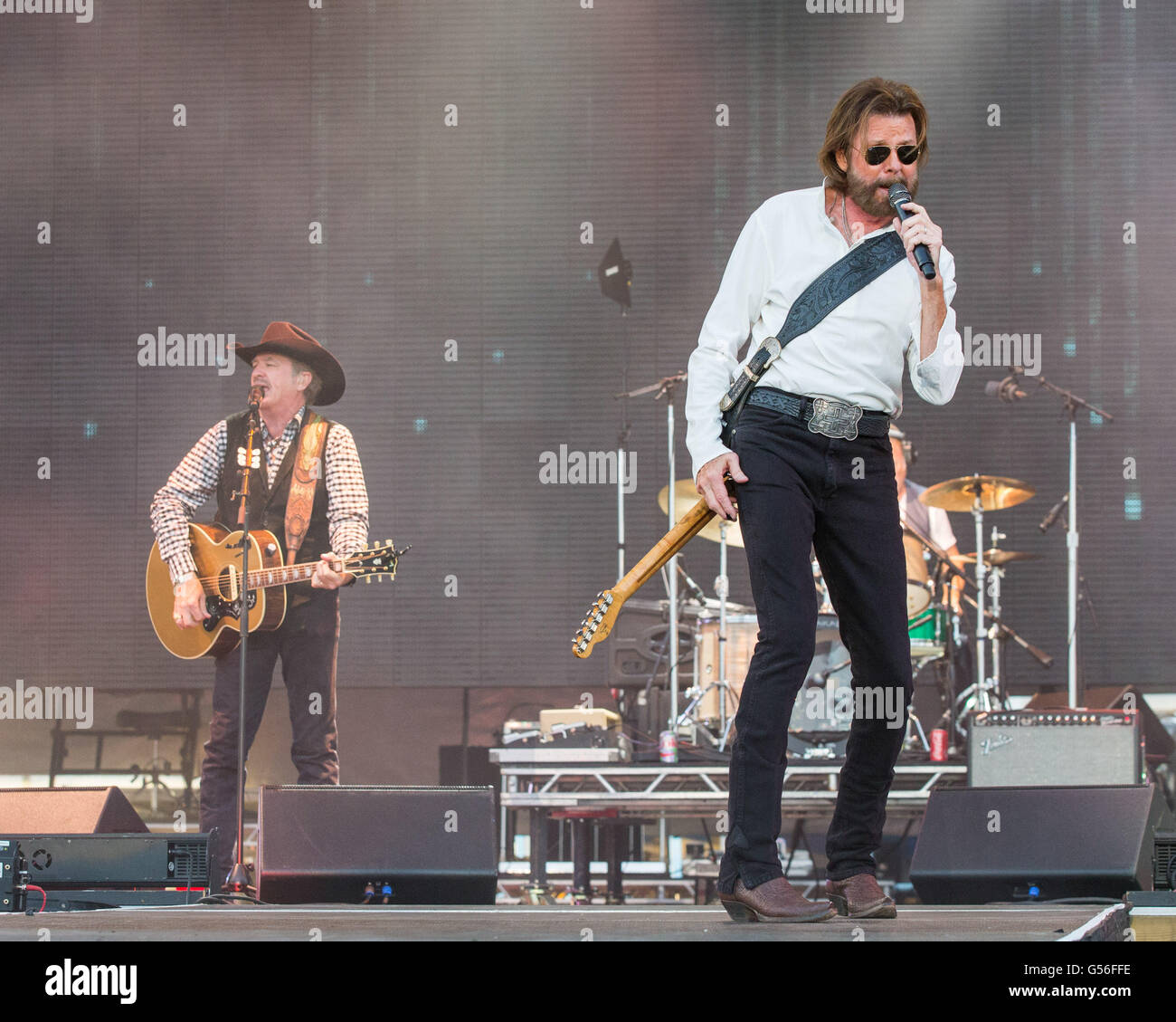 Chicago, Illinois, USA. 18th June, 2016. KIX BROOKS (L) and RONNIE DUNN ...