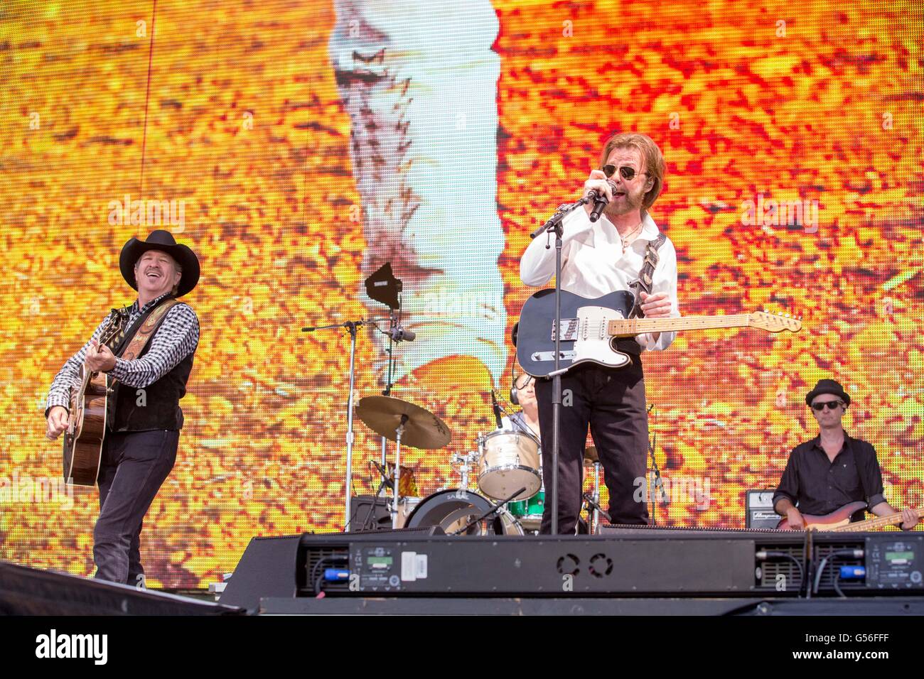 Chicago, Illinois, USA. 18th June, 2016. KIX BROOKS (L) and RONNIE DUNN ...