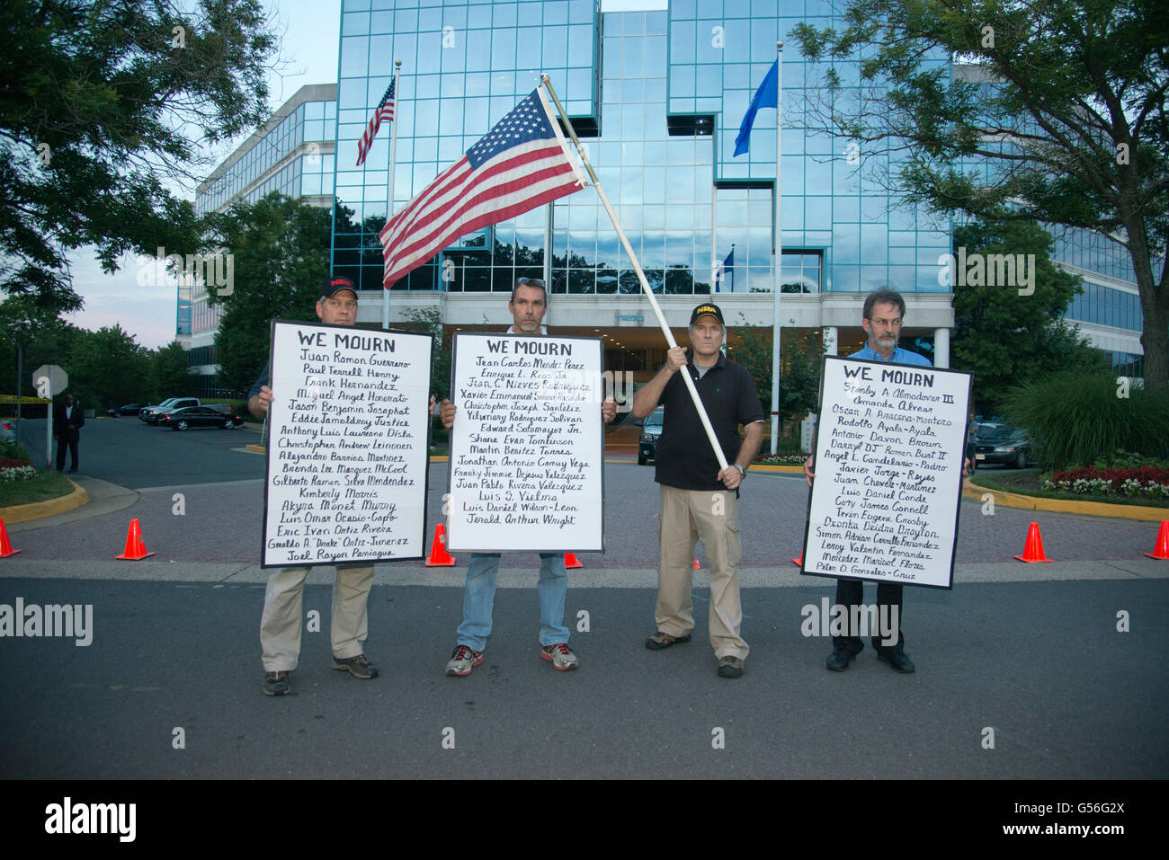 Fairfax, VA, USA. 20th June, 2016. USA--Pro gun owners stand in front ...